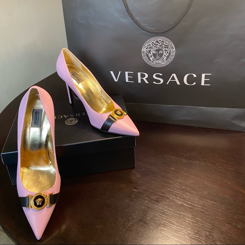 Absolutely Gorgeous Pink Medusa Versace Pump! Excelle… - Gem